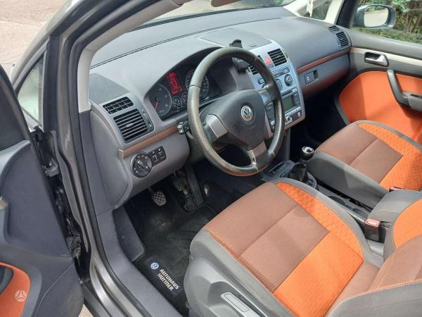 Pelēks Volkswagen cross-touran 2007 Utena, ar dzinēja tilpumu 1.90 L un nobraukumu 220 tūkst. km par 4200 €, foto 6 vietnē AUTOMOTO.COM.LV