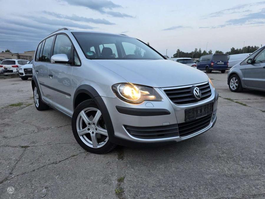 Pelēks Volkswagen cross-touran 2007 Utena, ar dzinēja tilpumu 2.00 L un nobraukumu 200 tūkst. km par 3550 €, foto 1 vietnē AUTOMOTO.COM.LV