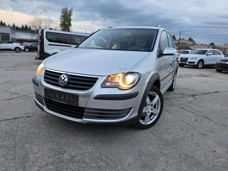 Pelēks Volkswagen cross-touran 2007 Utena, ar dzinēja tilpumu 2.00 L un nobraukumu 200 tūkst. km par 3550 €, foto 3 vietnē AUTOMOTO.COM.LV
