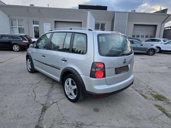Grey Volkswagen cross-touran 2007 in Utena, with an engine capacity of 2.00 L and mileage of 200 thousand km for 3550 €, photo 4 on AUTOMOTO.COM.LV