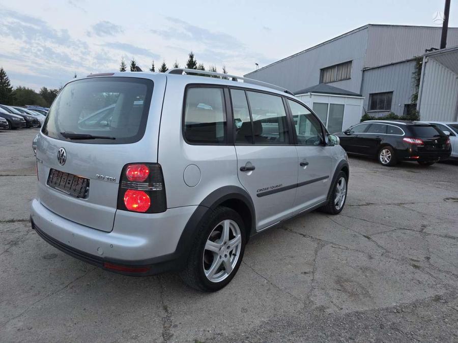 Pelēks Volkswagen cross-touran 2007 Utena, ar dzinēja tilpumu 2.00 L un nobraukumu 200 tūkst. km par 3550 €, foto 5 vietnē AUTOMOTO.COM.LV