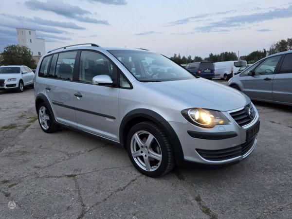 Grey Volkswagen cross-touran 2007 in Utena, with an engine capacity of 2.00 L and mileage of 200 thousand km for 3550 €, photo 6 on AUTOMOTO.COM.LV