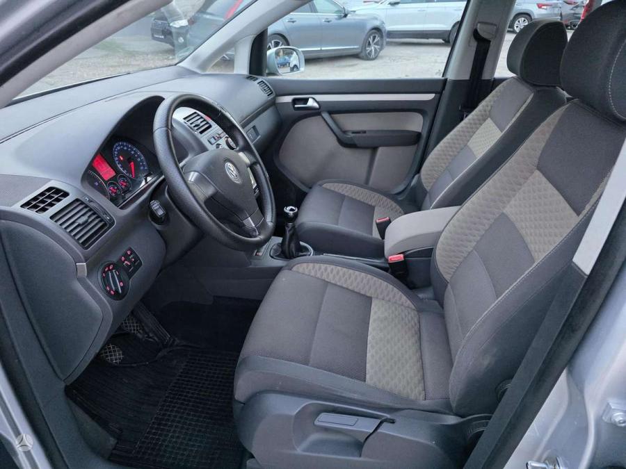 Pelēks Volkswagen cross-touran 2007 Utena, ar dzinēja tilpumu 2.00 L un nobraukumu 200 tūkst. km par 3550 €, foto 12 vietnē AUTOMOTO.COM.LV