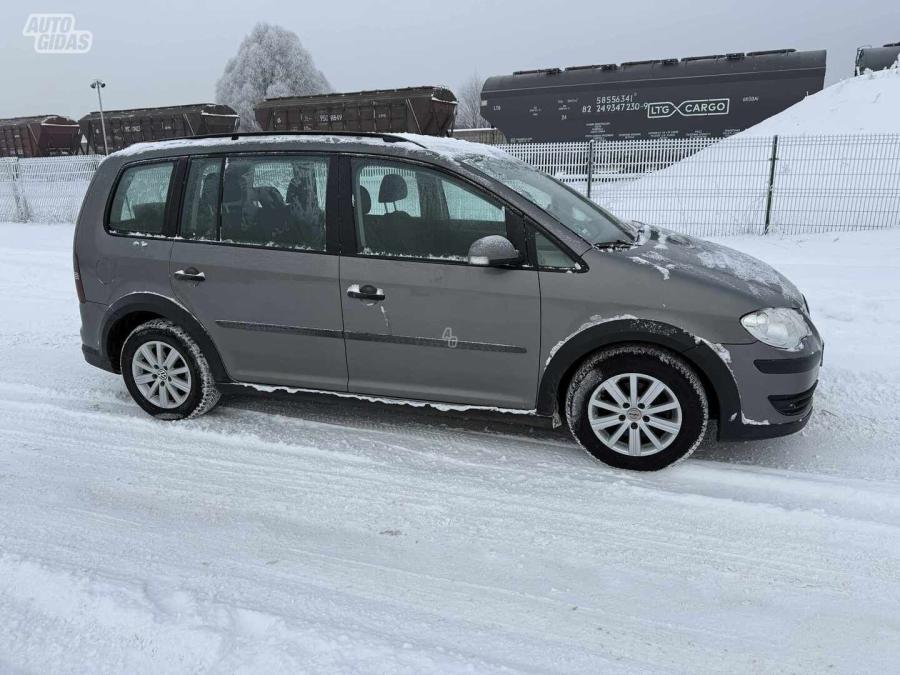 Pelēks Volkswagen cross-touran 2008 Mažeikiai, ar dzinēja tilpumu 1.90 L un nobraukumu 289 tūkst. km par 3950 €, foto 10 vietnē AUTOMOTO.COM.LV