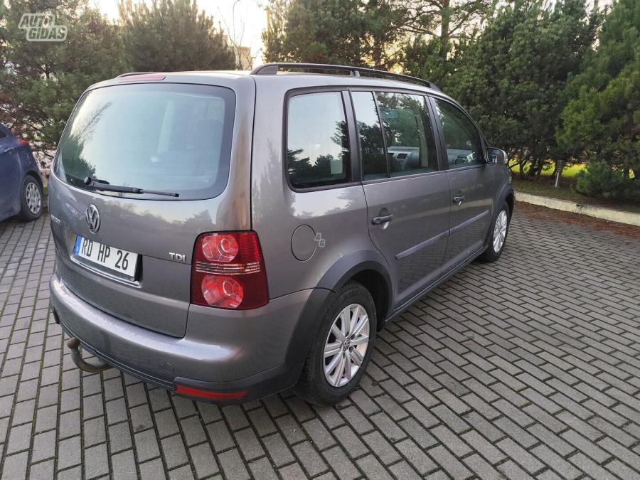 Grey Volkswagen cross-touran 2008 in Mazeikiai, with an engine capacity of 1.90 L and mileage of 289 thousand km for 3900 €, photo 4 on AUTOMOTO.COM.LV