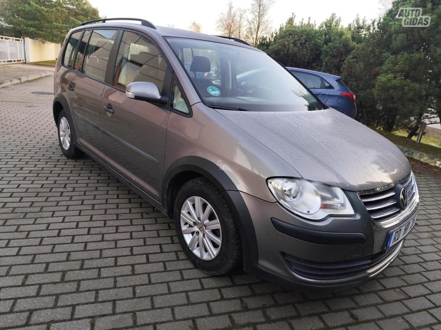 Grey Volkswagen cross-touran 2008 in Mazeikiai, with an engine capacity of 1.90 L and mileage of 289 thousand km for 3900 €, photo 7 on AUTOMOTO.COM.LV