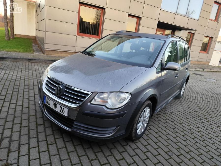 Grey Volkswagen cross-touran 2008 in Mazeikiai, with an engine capacity of 1.90 L and mileage of 289 thousand km for 3900 €, photo 8 on AUTOMOTO.COM.LV