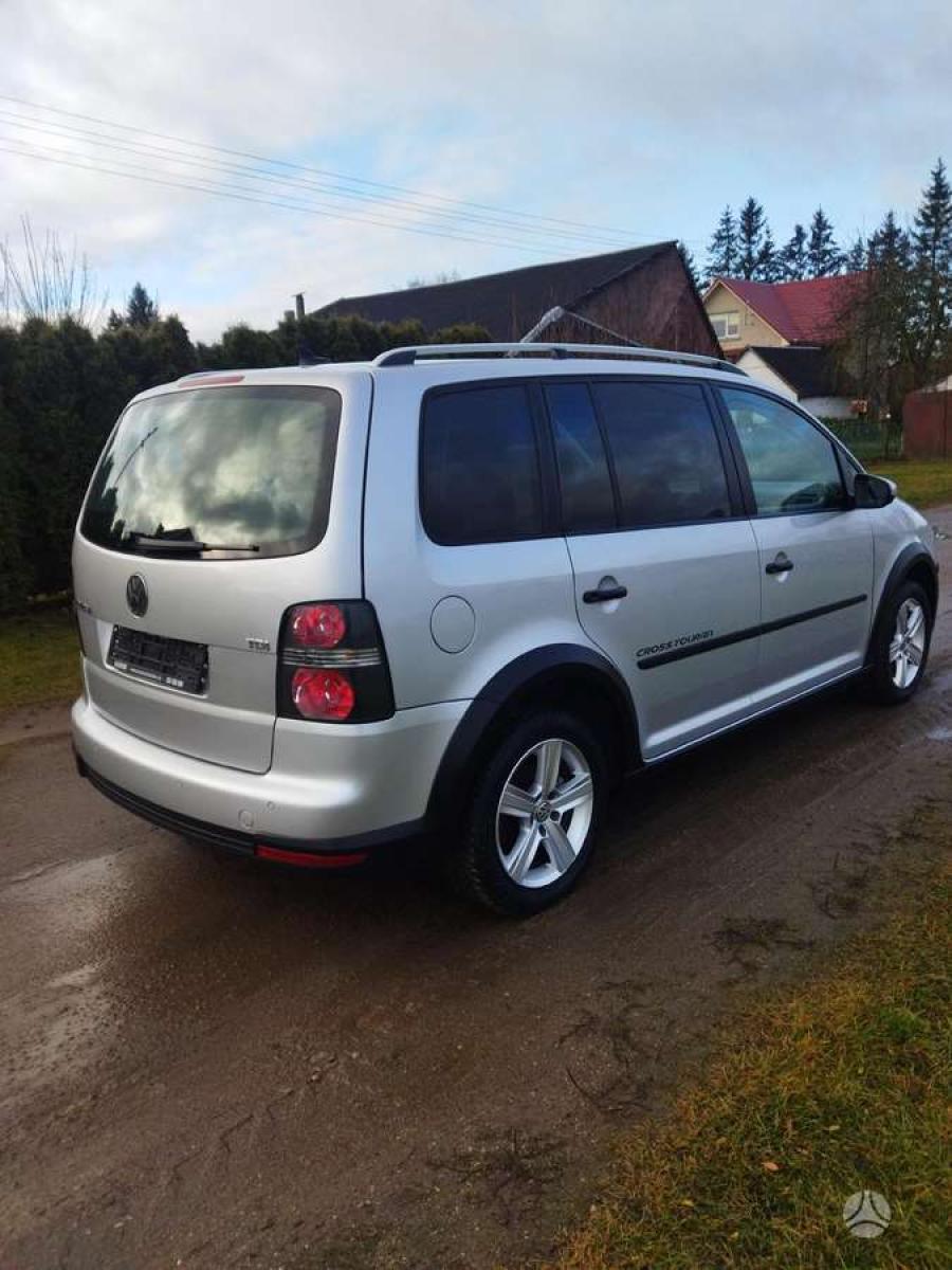 Pelēks Volkswagen cross-touran 2009 Vilkaviškis, ar dzinēja tilpumu 1.90 L un nobraukumu 293 tūkst. km par 3999 €, foto 4 vietnē AUTOMOTO.COM.LV