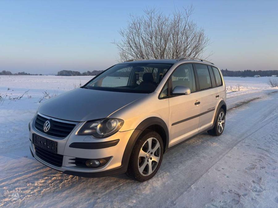 Grey Volkswagen cross-touran 2009 in Varena, with an engine capacity of 2.00 L and mileage of 275 thousand km for 4300 €, photo 1 on AUTOMOTO.COM.LV