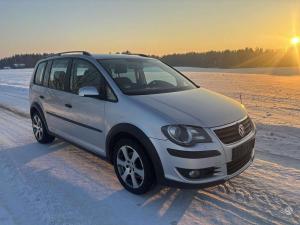 Grey Volkswagen cross-touran 2009 in Varena, with an engine capacity of 2.00 L and mileage of 275 thousand km for 4300 €, photo 2 on AUTOMOTO.COM.LV