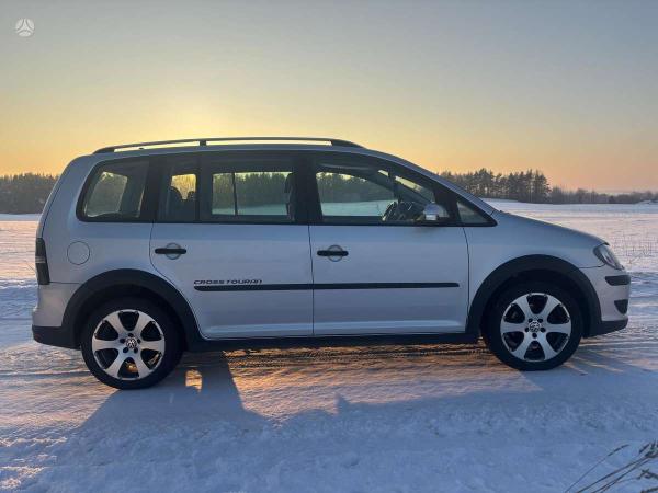 Pelēks Volkswagen cross-touran 2009 Varėna, ar dzinēja tilpumu 2.00 L un nobraukumu 275 tūkst. km par 4300 €, foto 3 vietnē AUTOMOTO.COM.LV