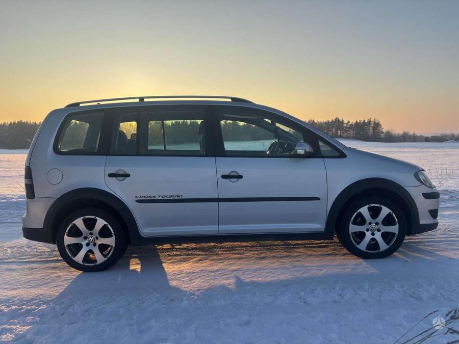 Grey Volkswagen cross-touran 2009 in Varena, with an engine capacity of 2.00 L and mileage of 275 thousand km for 4300 €, photo 3 on AUTOMOTO.COM.LV