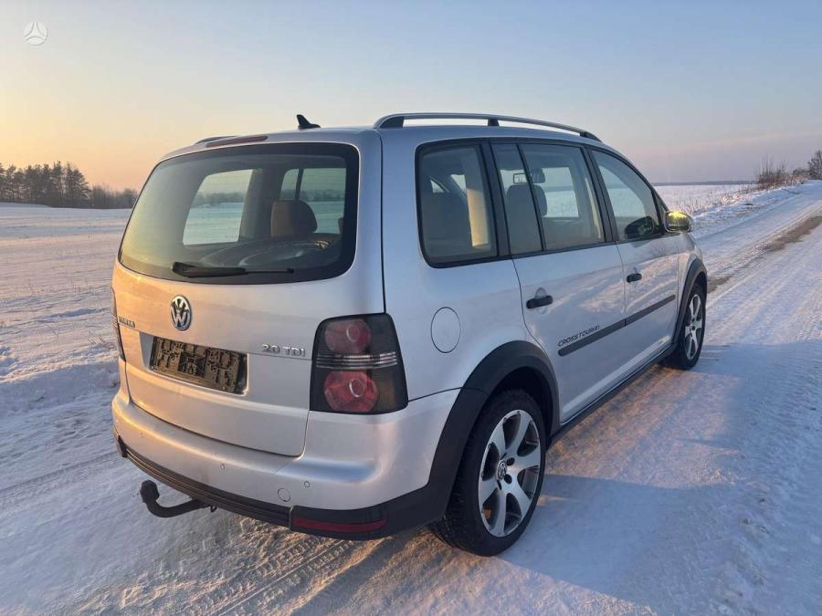 Grey Volkswagen cross-touran 2009 in Varena, with an engine capacity of 2.00 L and mileage of 275 thousand km for 4300 €, photo 4 on AUTOMOTO.COM.LV