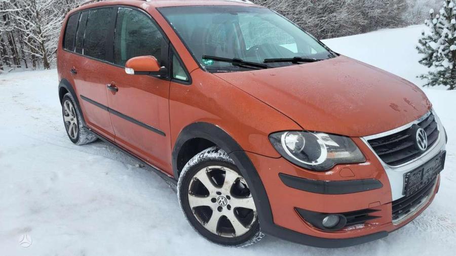Orange Volkswagen cross-touran 2007 in Jonava, with an engine capacity of 2.00 L and mileage of 167 thousand km for 3399 €, photo 1 on AUTOMOTO.COM.LV