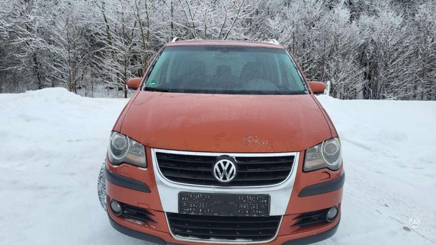 Orange Volkswagen cross-touran 2007 in Jonava, with an engine capacity of 2.00 L and mileage of 167 thousand km for 3399 €, photo 3 on AUTOMOTO.COM.LV