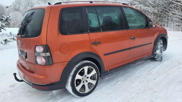 Oranžs Volkswagen cross-touran 2007 Jonava, ar dzinēja tilpumu 2.00 L un nobraukumu 167 tūkst. km par 3399 €, foto 4 vietnē AUTOMOTO.COM.LV
