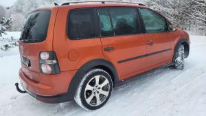 Orange Volkswagen cross-touran 2007 in Jonava, with an engine capacity of 2.00 L and mileage of 167 thousand km for 3399 €, photo 4 on AUTOMOTO.COM.LV