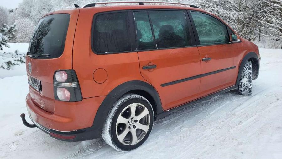 Orange Volkswagen cross-touran 2007 in Jonava, with an engine capacity of 2.00 L and mileage of 167 thousand km for 3399 €, photo 4 on AUTOMOTO.COM.LV
