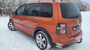 Orange Volkswagen cross-touran 2007 in Jonava, with an engine capacity of 2.00 L and mileage of 167 thousand km for 3399 €, photo 5 on AUTOMOTO.COM.LV