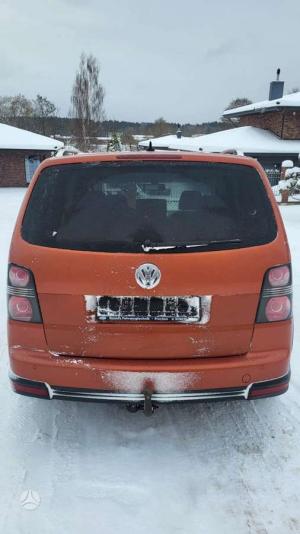 Orange Volkswagen cross-touran 2007 in Jonava, with an engine capacity of 2.00 L and mileage of 167 thousand km for 3399 €, photo 7 on AUTOMOTO.COM.LV