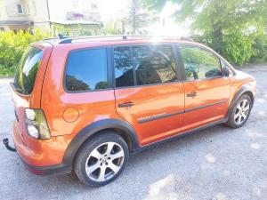 Orange Volkswagen cross-touran 2007 in Utena, with an engine capacity of 2.00 L and mileage of 246 thousand km for 4150 €, photo 21 on AUTOMOTO.COM.LV