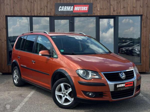 Orange Volkswagen cross-touran 2007 in Vilnius, with an engine capacity of 1.97 L and mileage of 328 thousand km for 2990 €, photo 1 on AUTOMOTO.COM.LV