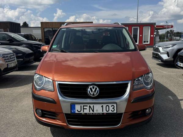 Orange Volkswagen cross-touran 2007 in Vilnius, with an engine capacity of 1.97 L and mileage of 328 thousand km for 2990 €, photo 7 on AUTOMOTO.COM.LV