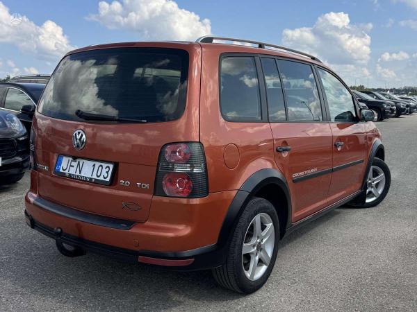 Orange Volkswagen cross-touran 2007 in Vilnius, with an engine capacity of 1.97 L and mileage of 328 thousand km for 2990 €, photo 10 on AUTOMOTO.COM.LV