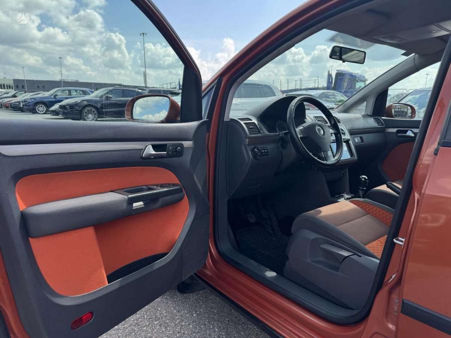 Oranžs Volkswagen cross-touran 2007 Viļņa, ar dzinēja tilpumu 1.97 L un nobraukumu 328 tūkst. km par 2990 €, foto 12 vietnē AUTOMOTO.COM.LV