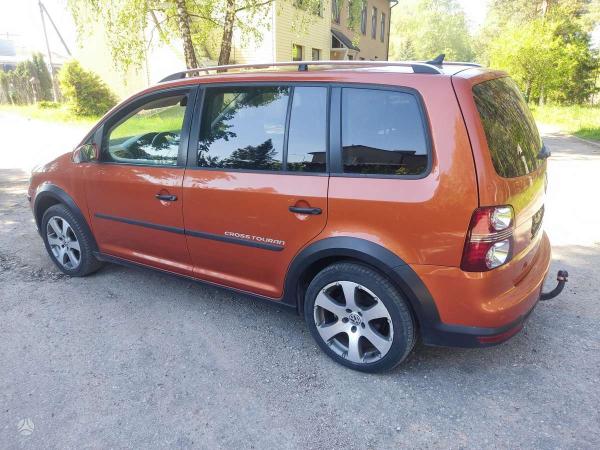 Фольксваген Кросс Туран 2007 в Утена на AUTOMOTO.COM.LV Оранжевый Фольксваген Кросс Туран 2007 в Утена, объемом двигателя 2.00 л и пробегом 265 тыс. км за 3999 €, фото 5 на AUTOMOTO.COM.LV