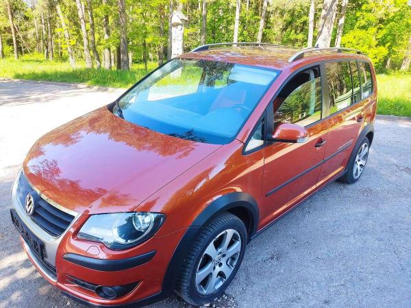 Фольксваген Кросс Туран 2007 в Утена на AUTOMOTO.COM.LV Оранжевый Фольксваген Кросс Туран 2007 в Утена, объемом двигателя 2.00 л и пробегом 265 тыс. км за 3999 €, фото 8 на AUTOMOTO.COM.LV