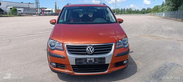 Orange Volkswagen cross-touran 2009 in Marijampole, with an engine capacity of 2.00 L and mileage of 289 thousand km for 3350 €, photo 3 on AUTOMOTO.COM.LV