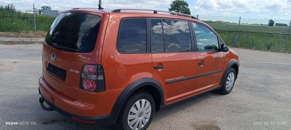 Orange Volkswagen cross-touran 2009 in Marijampole, with an engine capacity of 2.00 L and mileage of 289 thousand km for 3350 €, photo 4 on AUTOMOTO.COM.LV