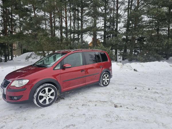 Sarkans Volkswagen cross-touran 2008 Panevēža, ar dzinēja tilpumu 1.97 L un nobraukumu 290 tūkst. km par 3300 €, foto 2 vietnē AUTOMOTO.COM.LV