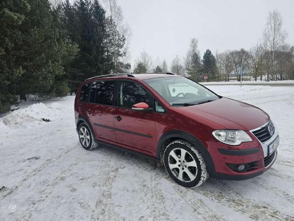 Sarkans Volkswagen cross-touran 2008 Panevēža, ar dzinēja tilpumu 1.97 L un nobraukumu 290 tūkst. km par 3300 €, foto 3 vietnē AUTOMOTO.COM.LV