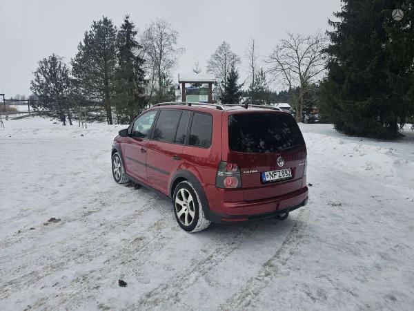Sarkans Volkswagen cross-touran 2008 Panevēža, ar dzinēja tilpumu 1.97 L un nobraukumu 290 tūkst. km par 3300 €, foto 4 vietnē AUTOMOTO.COM.LV