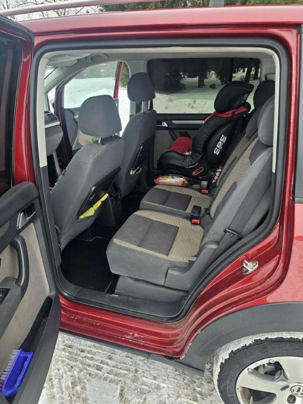 Sarkans Volkswagen cross-touran 2008 Panevēža, ar dzinēja tilpumu 1.97 L un nobraukumu 290 tūkst. km par 3300 €, foto 10 vietnē AUTOMOTO.COM.LV