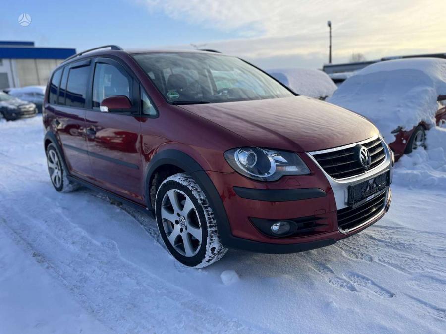 Sarkans Volkswagen cross-touran 2009 Kretinga, ar dzinēja tilpumu 1.40 L un nobraukumu 204 tūkst. km par 4250 €, foto 2 vietnē AUTOMOTO.COM.LV