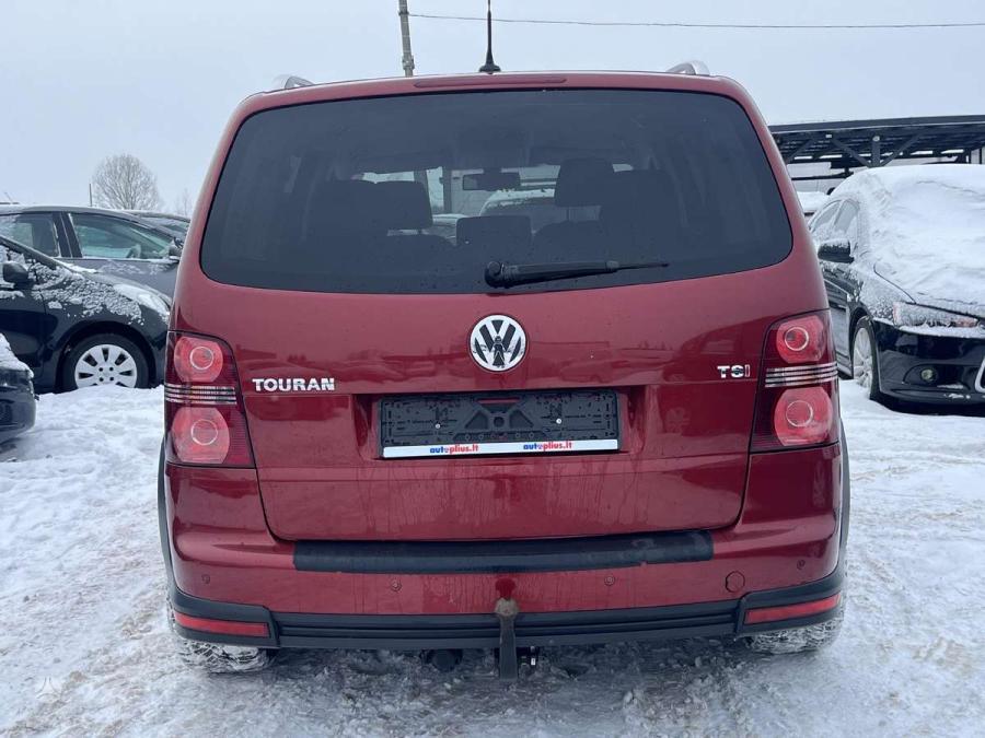 Red Volkswagen cross-touran 2009 in Kretinga, with an engine capacity of 1.40 L and mileage of 205 thousand km for 4500 €, photo 4 on AUTOMOTO.COM.LV