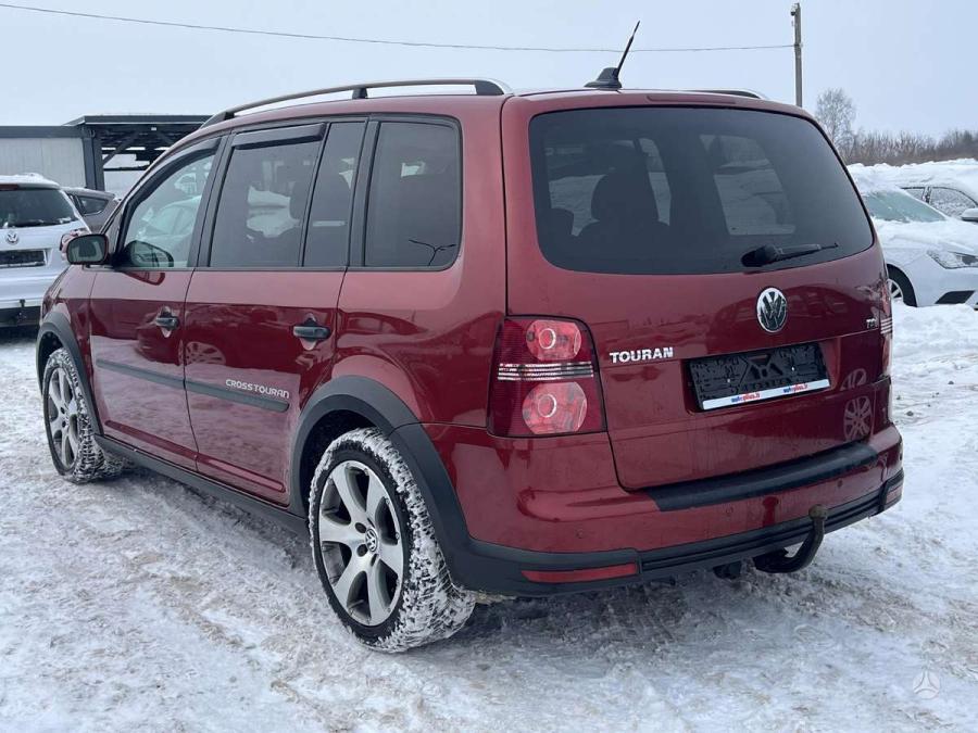 Red Volkswagen cross-touran 2009 in Kretinga, with an engine capacity of 1.40 L and mileage of 205 thousand km for 4500 €, photo 5 on AUTOMOTO.COM.LV