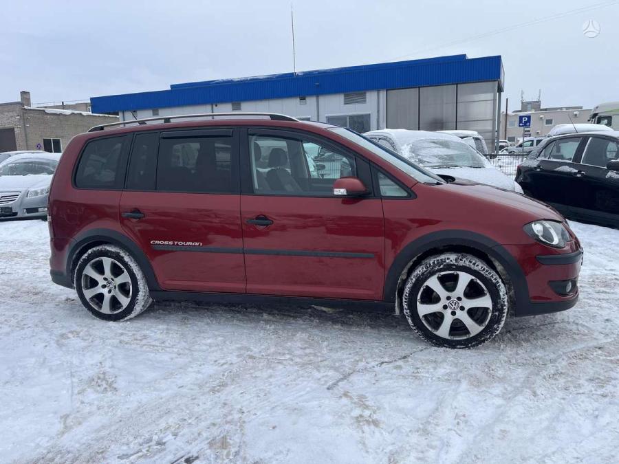 Red Volkswagen cross-touran 2009 in Kretinga, with an engine capacity of 1.40 L and mileage of 205 thousand km for 4500 €, photo 9 on AUTOMOTO.COM.LV