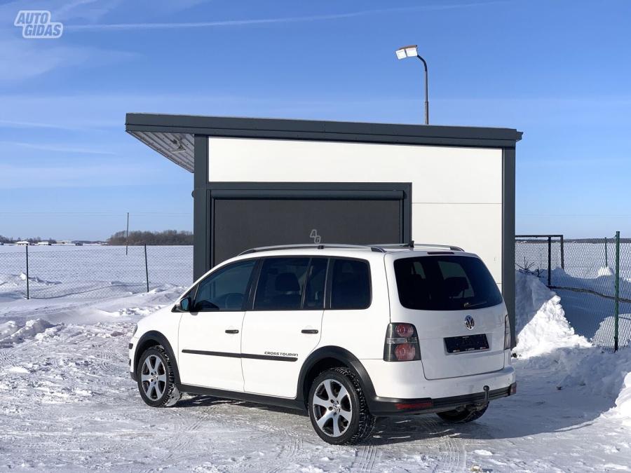 White Volkswagen cross-touran 2009 in Kaunas, with an engine capacity of 2.00 L and mileage of 268 thousand km for 4999 €, photo 4 on AUTOMOTO.COM.LV