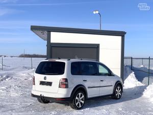 White Volkswagen cross-touran 2009 in Kaunas, with an engine capacity of 2.00 L and mileage of 268 thousand km for 4999 €, photo 5 on AUTOMOTO.COM.LV