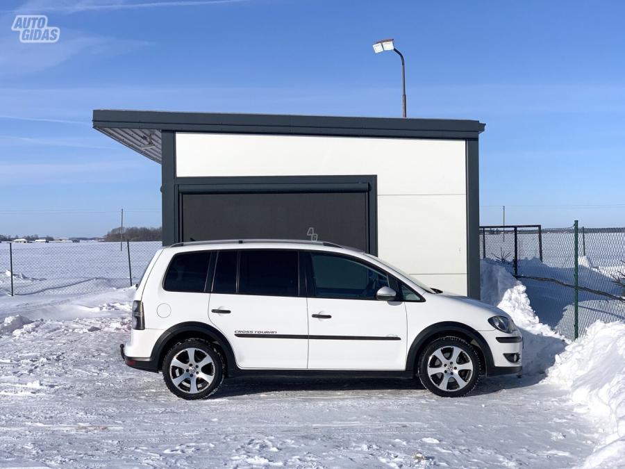 White Volkswagen cross-touran 2009 in Kaunas, with an engine capacity of 2.00 L and mileage of 268 thousand km for 4999 €, photo 8 on AUTOMOTO.COM.LV
