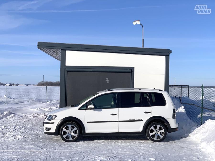 White Volkswagen cross-touran 2009 in Kaunas, with an engine capacity of 2.00 L and mileage of 268 thousand km for 4999 €, photo 9 on AUTOMOTO.COM.LV