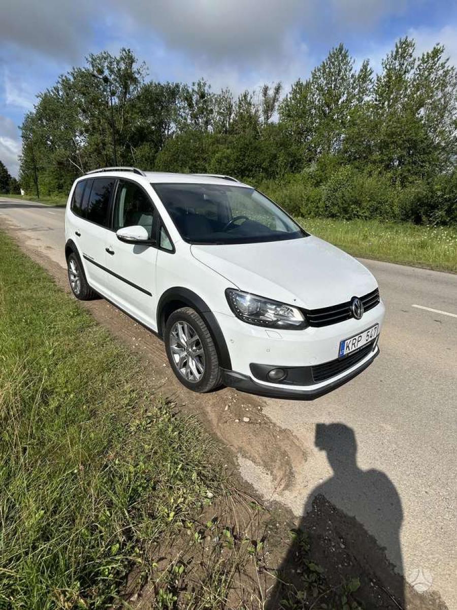 White Volkswagen cross-touran 2014 in Vilnius, with an engine capacity of 1.97 L and mileage of 285 thousand km for 5400 €, photo 1 on AUTOMOTO.COM.LV