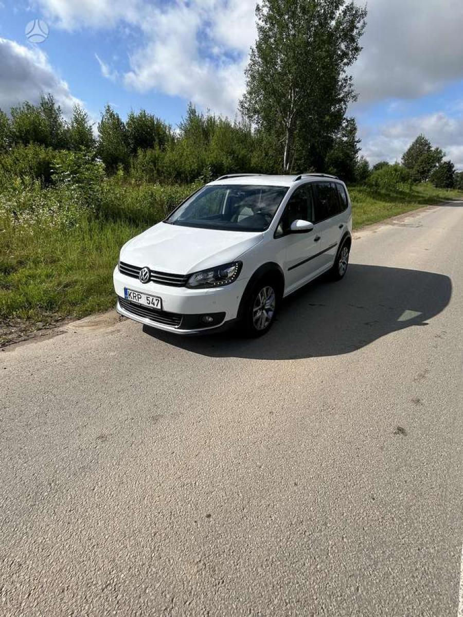 White Volkswagen cross-touran 2014 in Vilnius, with an engine capacity of 1.97 L and mileage of 285 thousand km for 5400 €, photo 4 on AUTOMOTO.COM.LV
