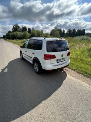 White Volkswagen cross-touran 2014 in Vilnius, with an engine capacity of 1.97 L and mileage of 285 thousand km for 5400 €, photo 5 on AUTOMOTO.COM.LV