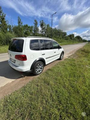 White Volkswagen cross-touran 2014 in Vilnius, with an engine capacity of 1.97 L and mileage of 285 thousand km for 5400 €, photo 7 on AUTOMOTO.COM.LV