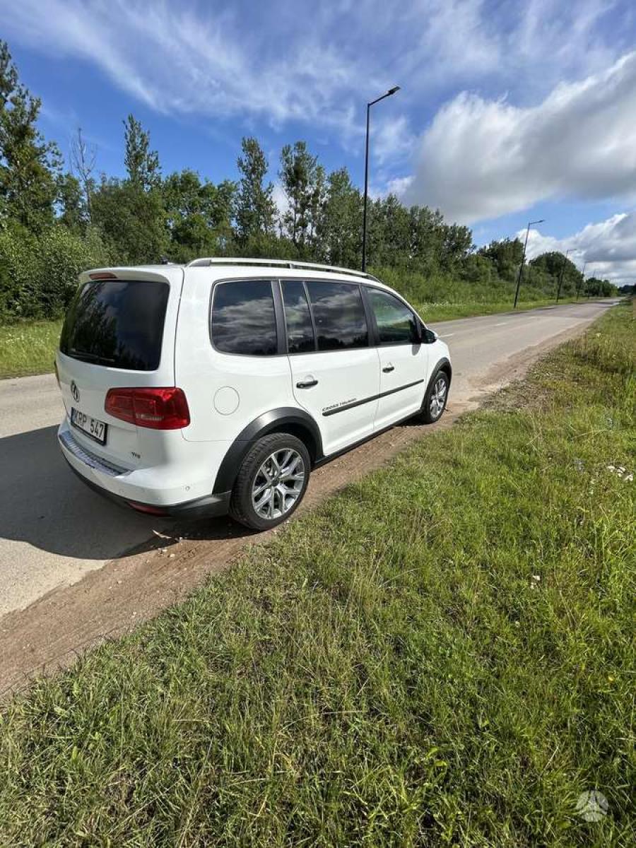 White Volkswagen cross-touran 2014 in Vilnius, with an engine capacity of 1.97 L and mileage of 285 thousand km for 5400 €, photo 7 on AUTOMOTO.COM.LV